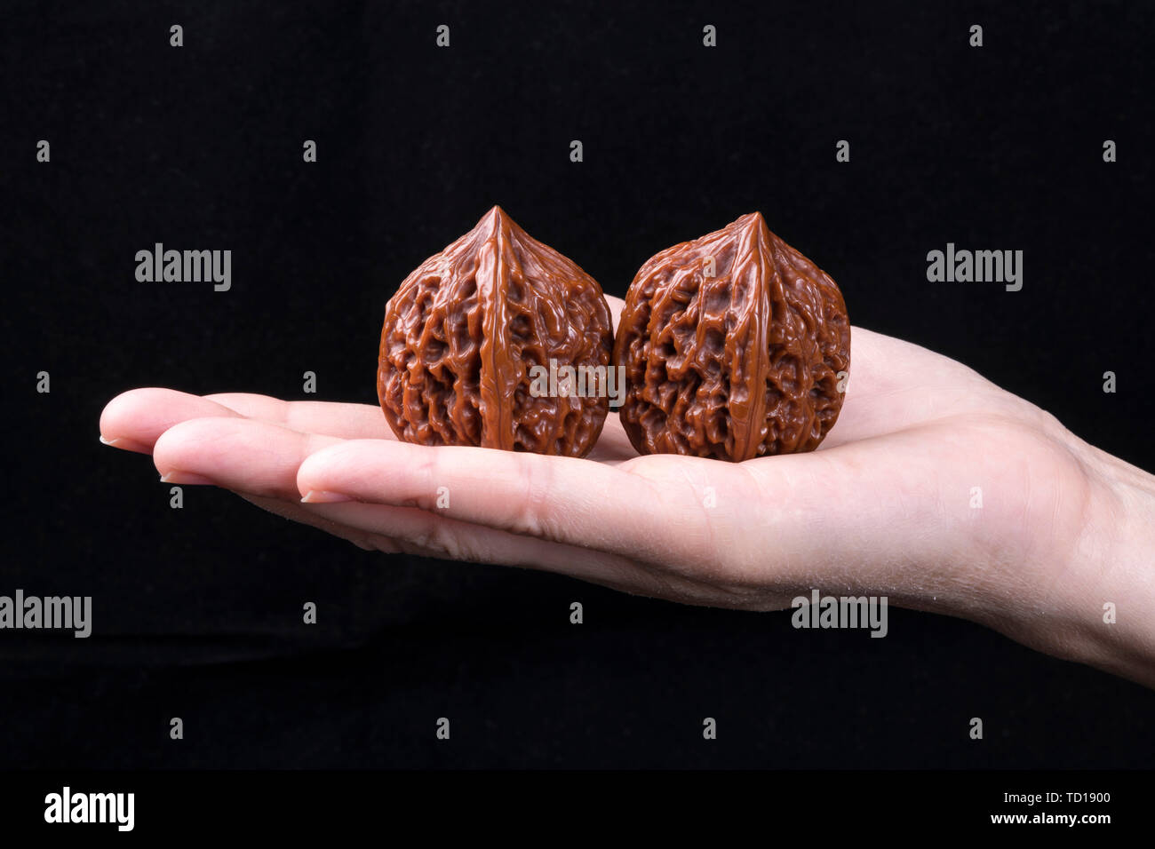 Hand dish walnuts Stock Photo - Alamy