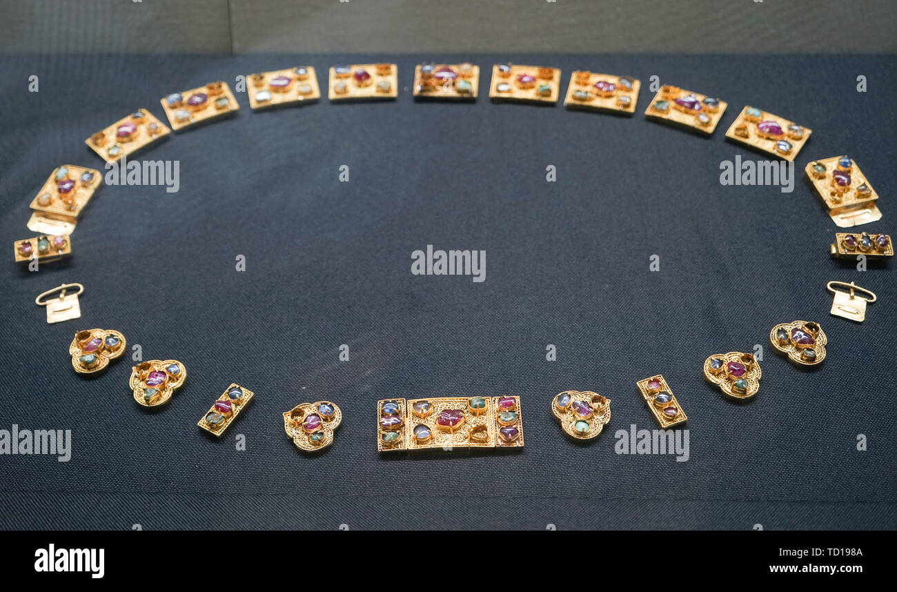 Ming Dynasty gold and jade Stock Photo - Alamy