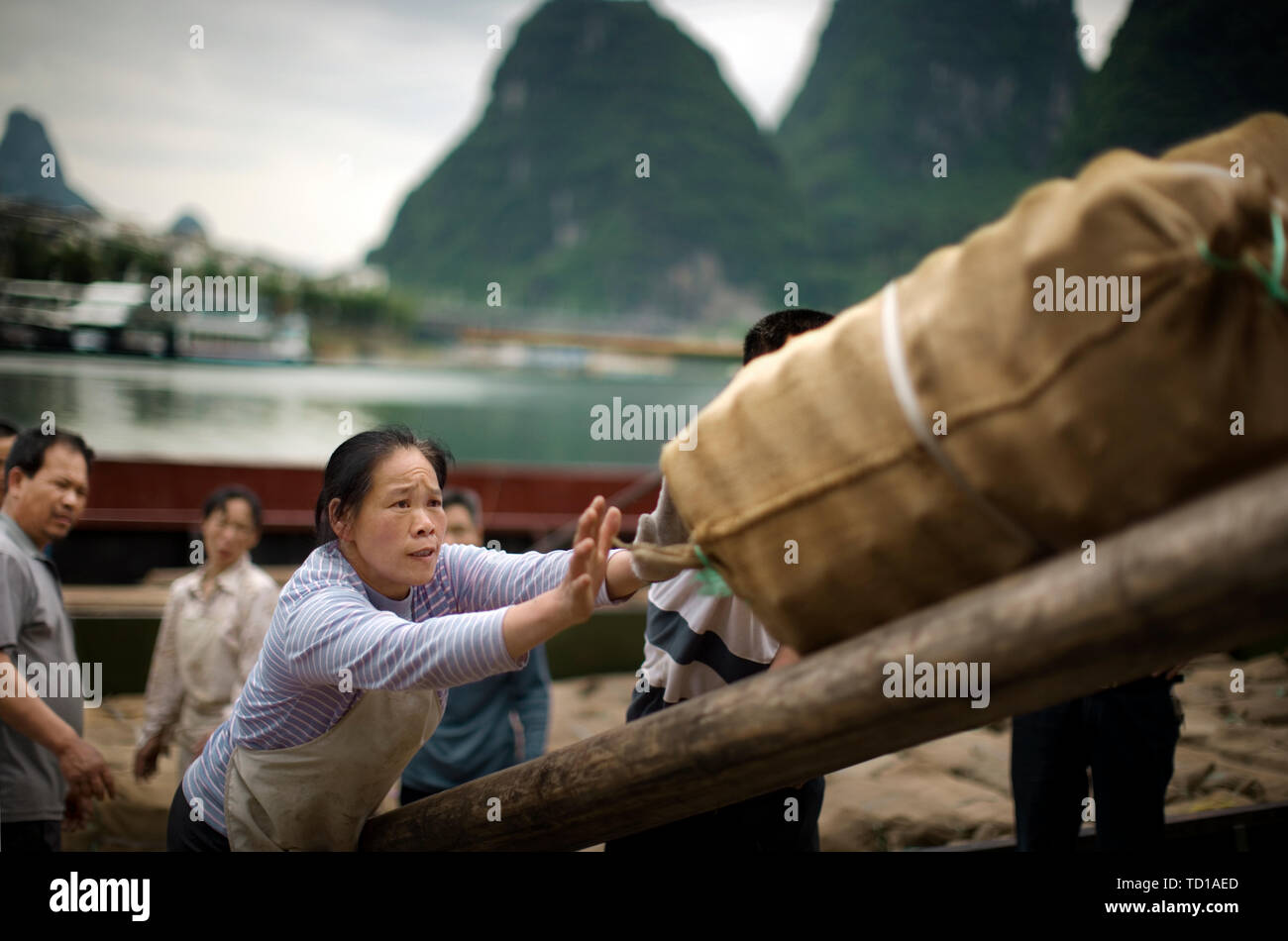 Chinese workers working loading cargo Stock Photo - Alamy