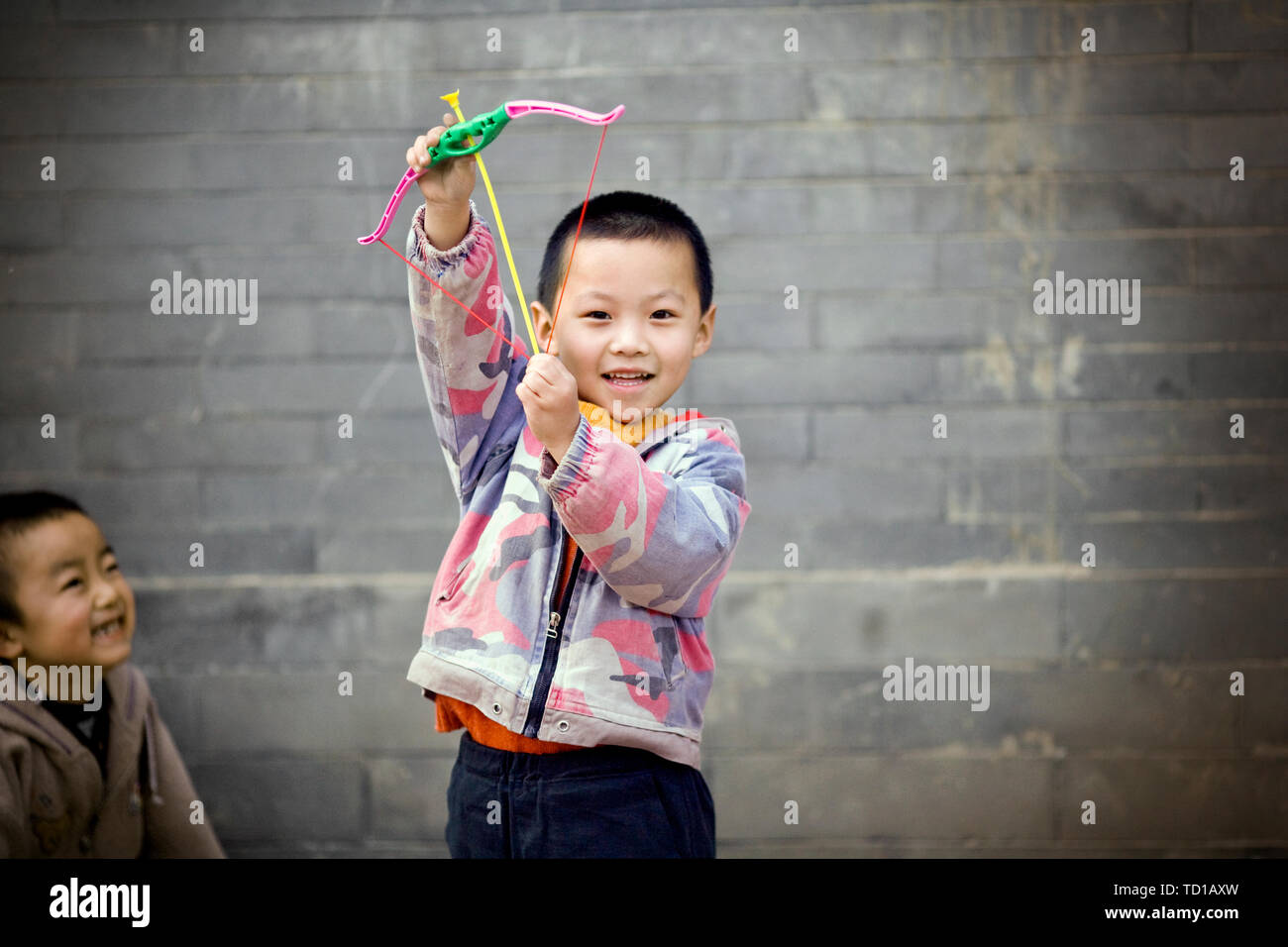 Child shooting arrow hi-res stock photography and images - Alamy