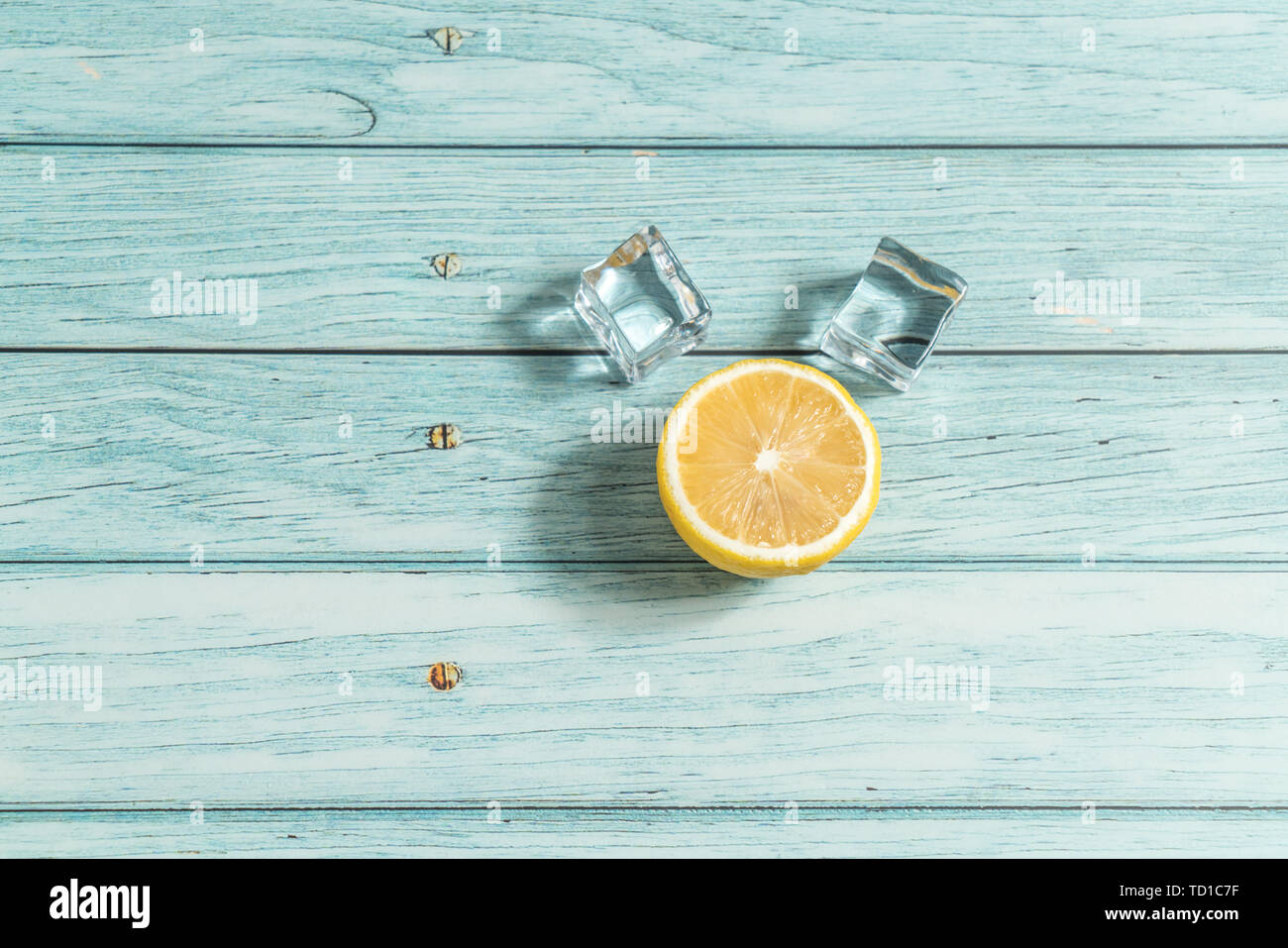 Lemon and ice cubes Stock Photo - Alamy