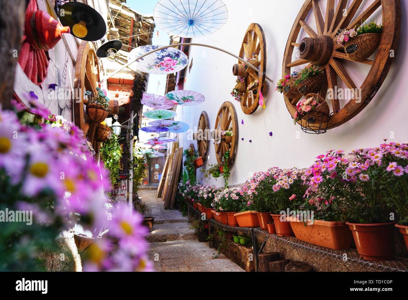 Street view of the ancient city of Lijiang Stock Photo - Alamy