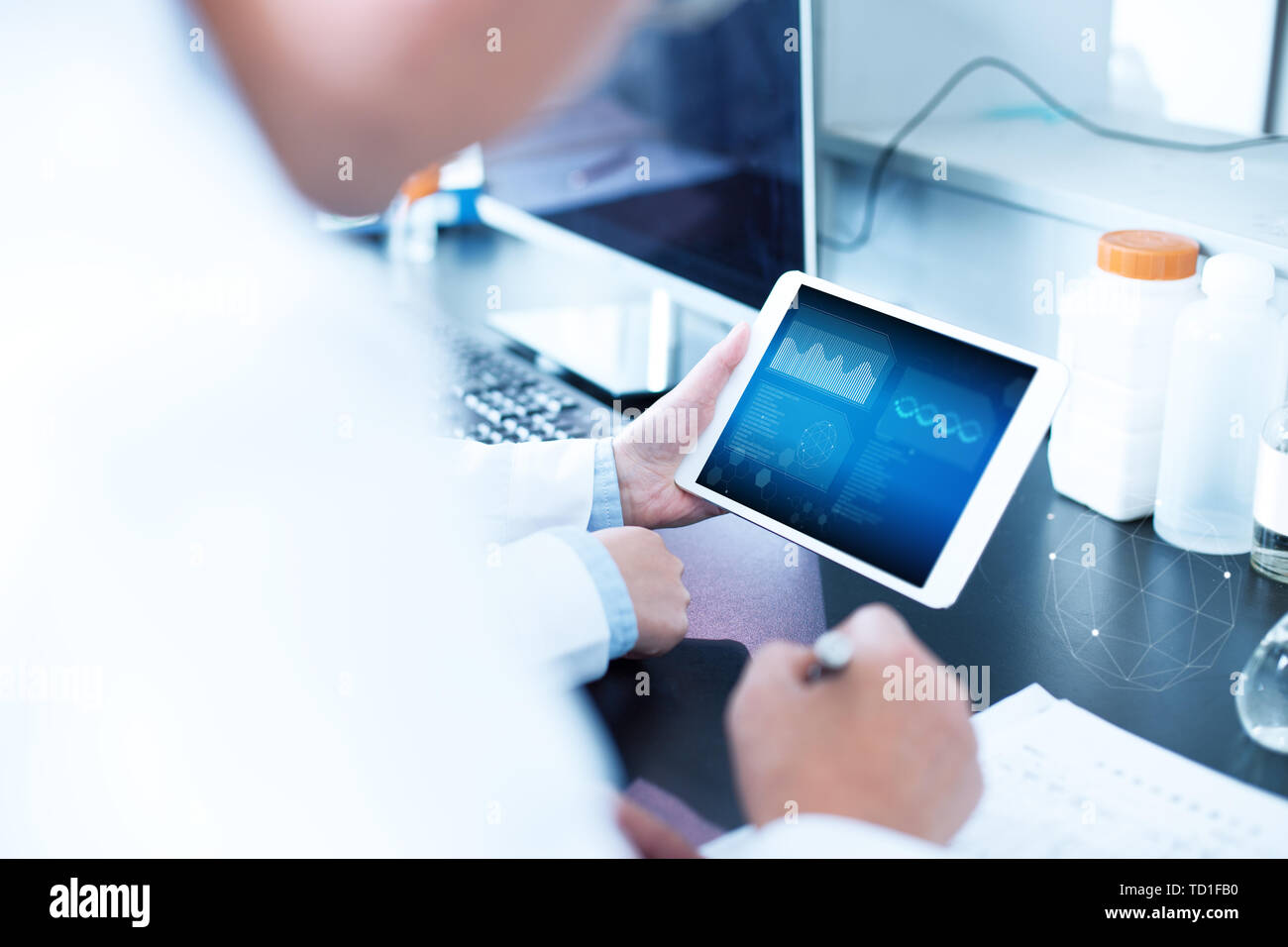 Science team tablet analysis hi-res stock photography and images - Alamy