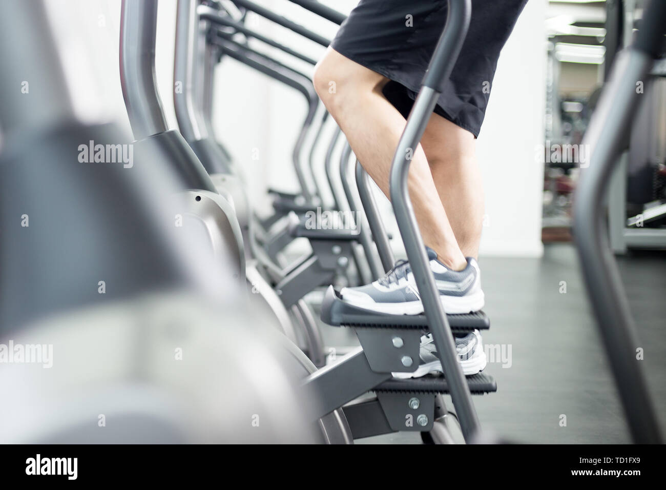 Man works out in gym hi-res stock photography and images - Alamy