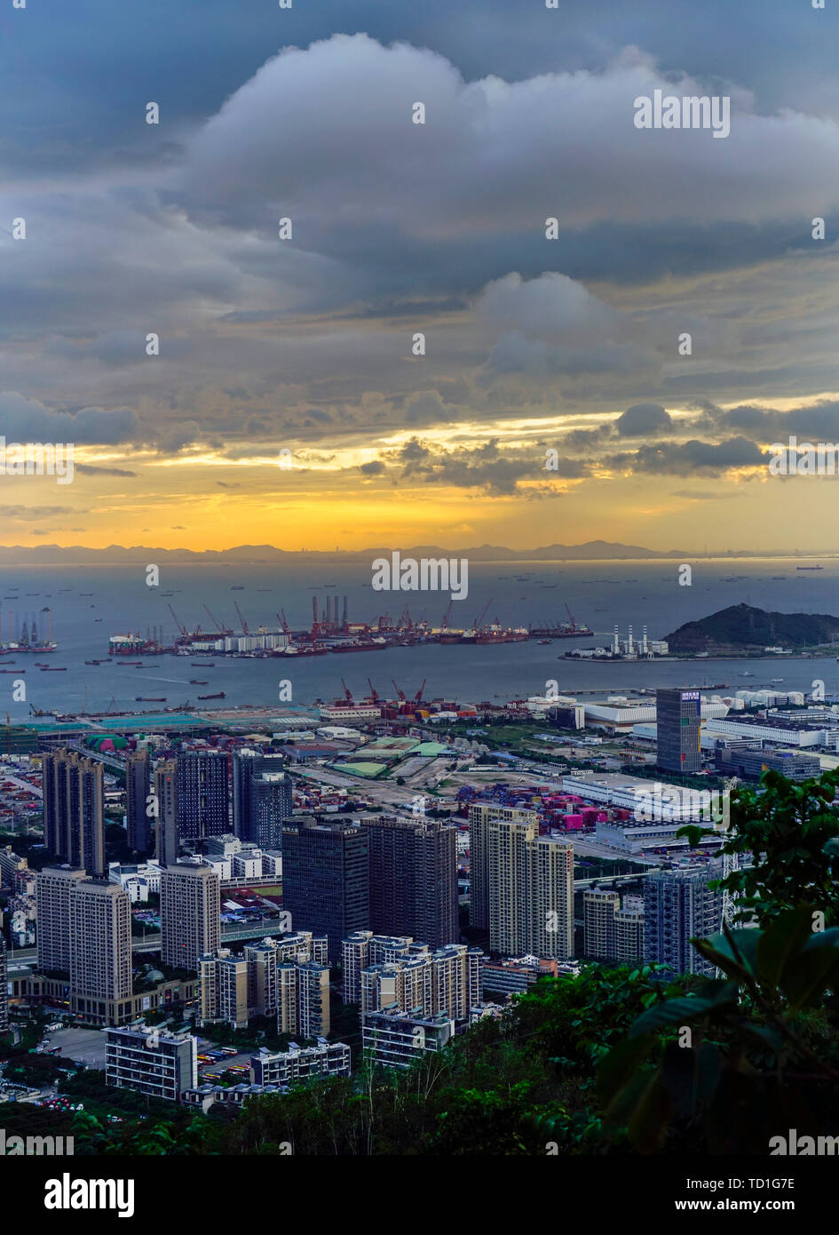 Shenzhen port hi-res stock photography and images - Alamy