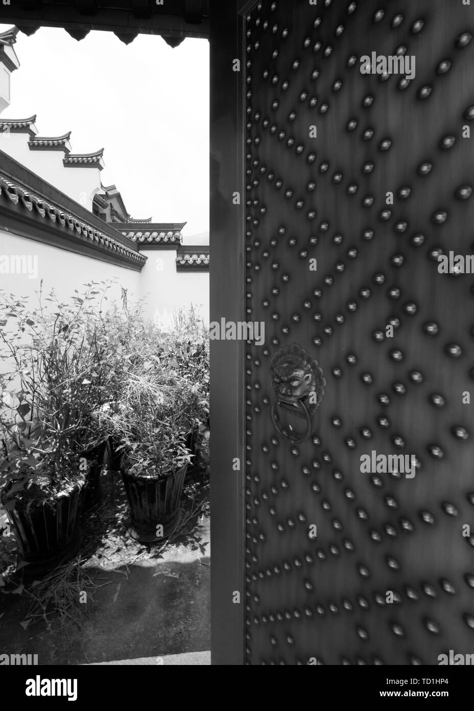 Chinese architecture, door Stock Photo - Alamy