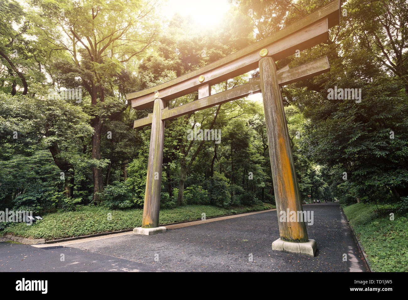 Wooden gate over road hi-res stock photography and images - Alamy