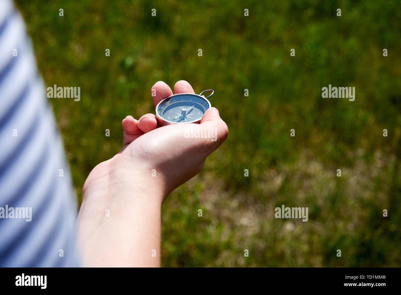 Hand holding a compass hi-res stock photography and images - Alamy