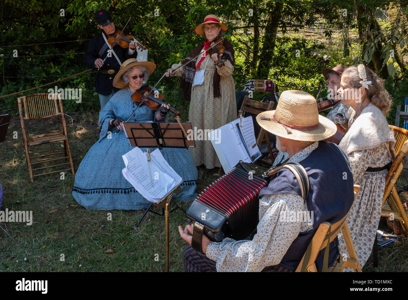 English civil war military musicians hi-res stock photography and ...