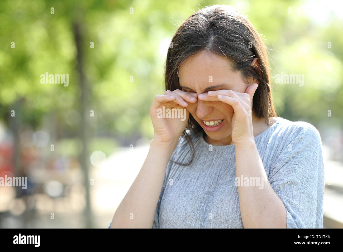 Eyes stinging hi-res stock photography and images - Alamy