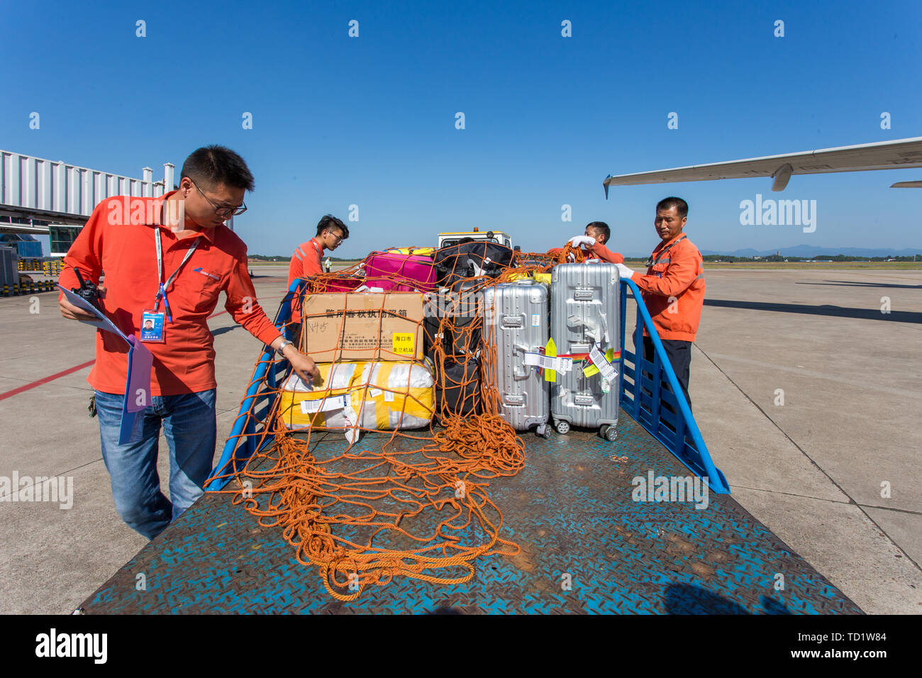 Southern Airlines, ground crew transporting checked baggage Stock Photo ...