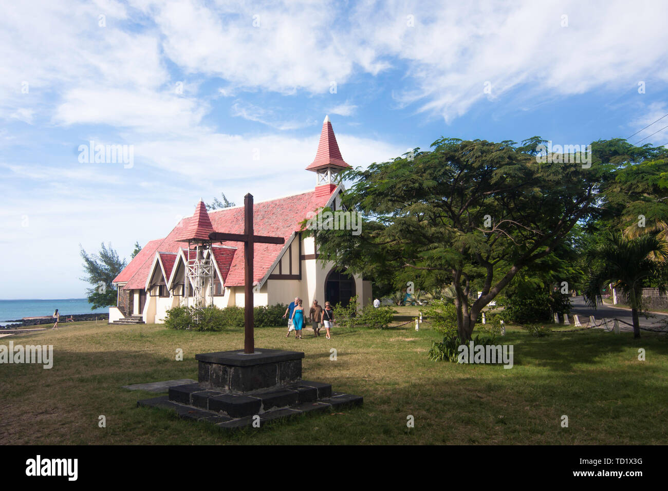 red roof church Stock Photo - Alamy