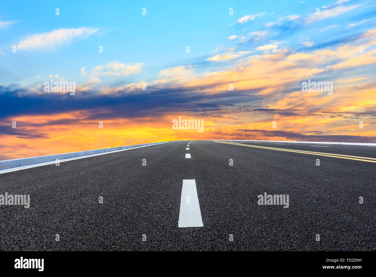 Straight street sunset hi-res stock photography and images - Alamy