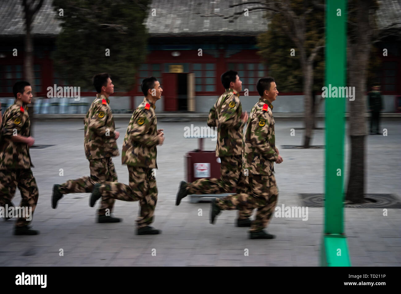 Soldiers running hi-res stock photography and images - Alamy