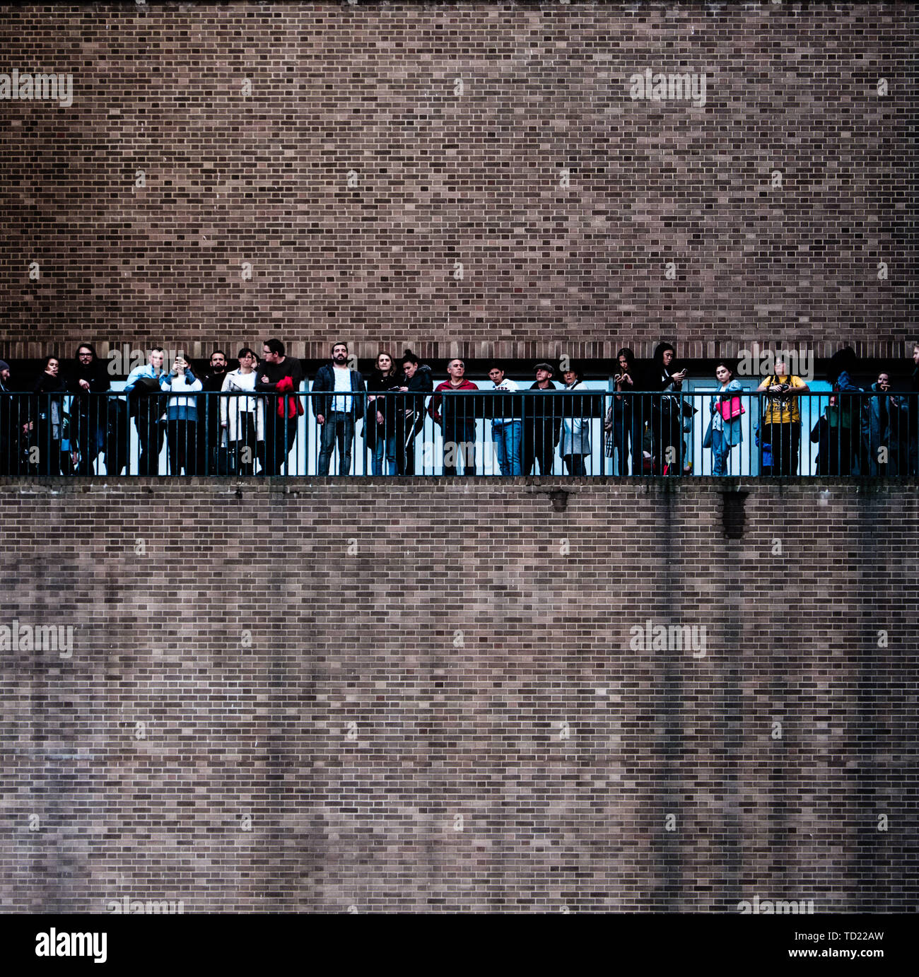 People stand in the balcony at Tate Modern Stock Photo - Alamy