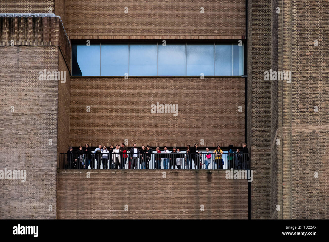 People stand in the balcony at Tate Modern Stock Photo - Alamy
