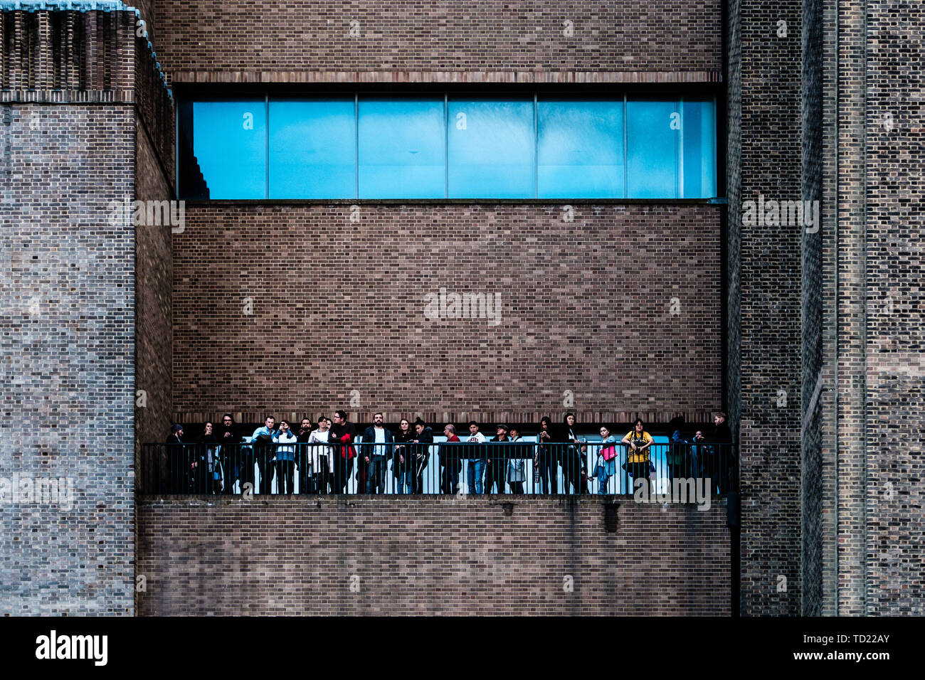 People stand in the balcony at Tate Modern Stock Photo - Alamy