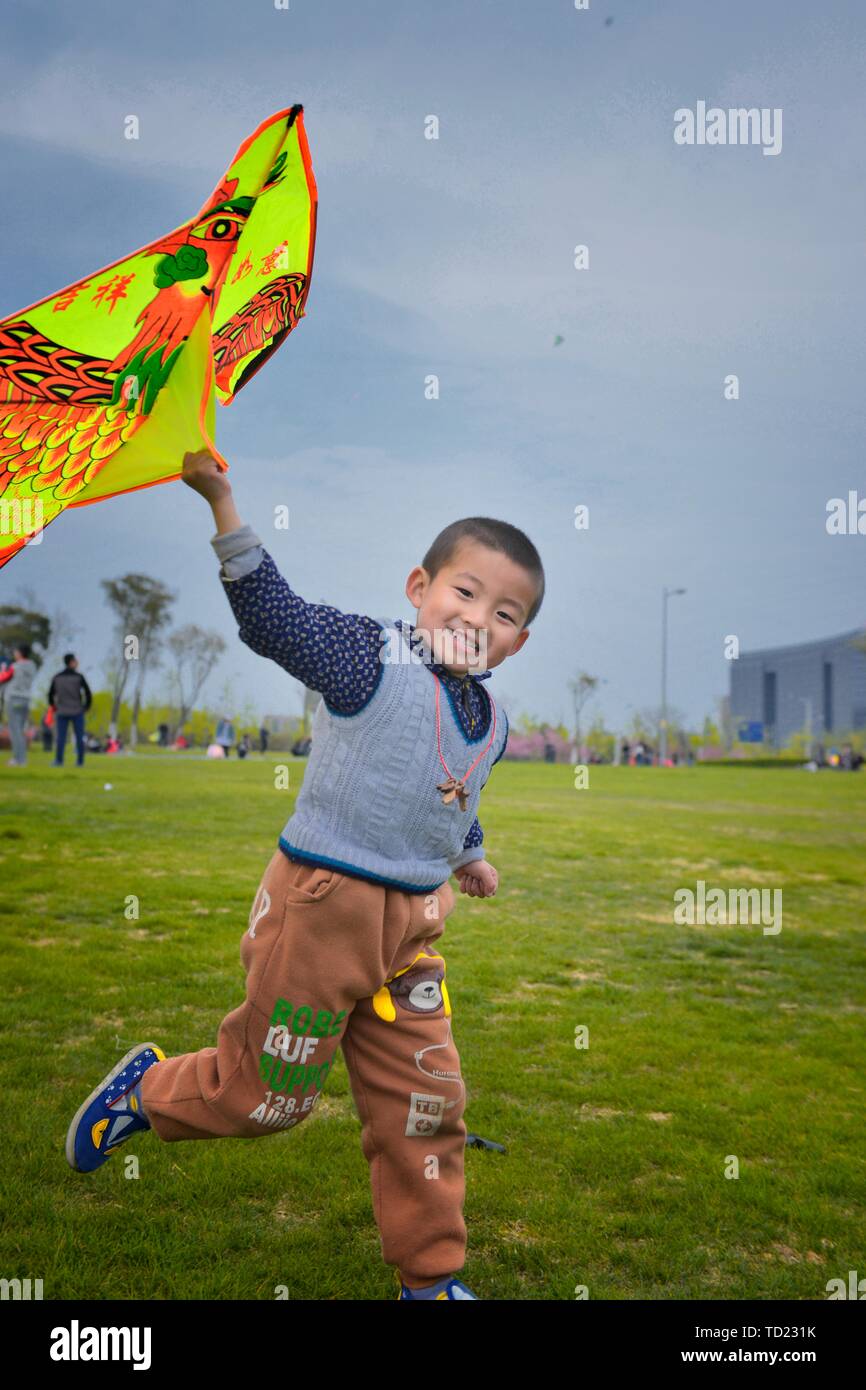 Children flying kites hi-res stock photography and images - Alamy