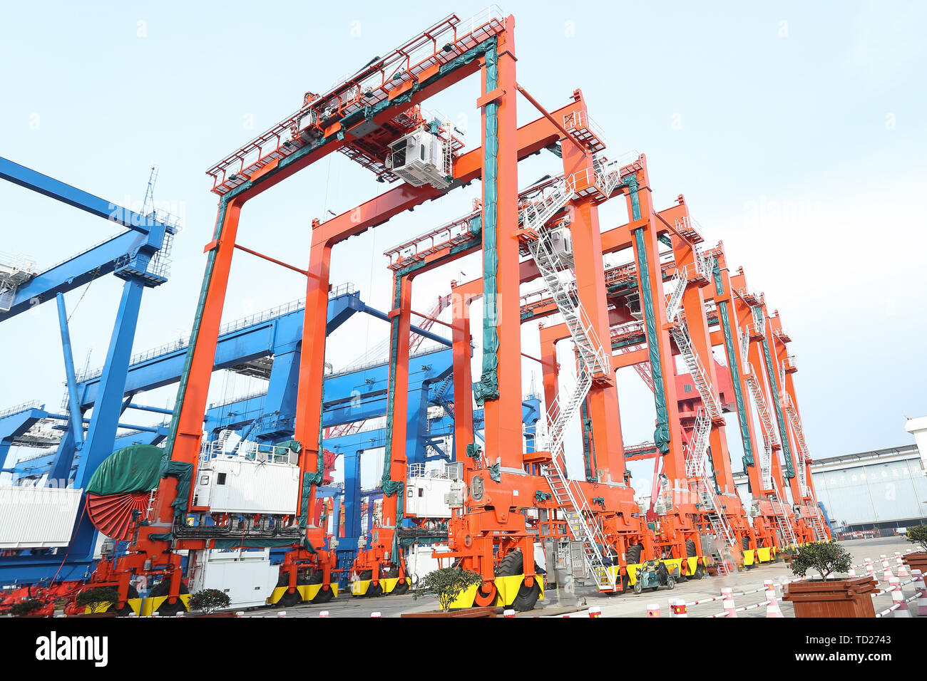 Dragon gate crane track crane Stock Photo - Alamy