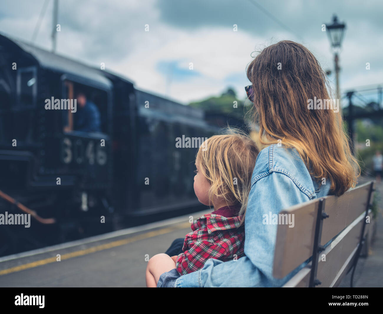 People watching steam train hi-res stock photography and images - Alamy