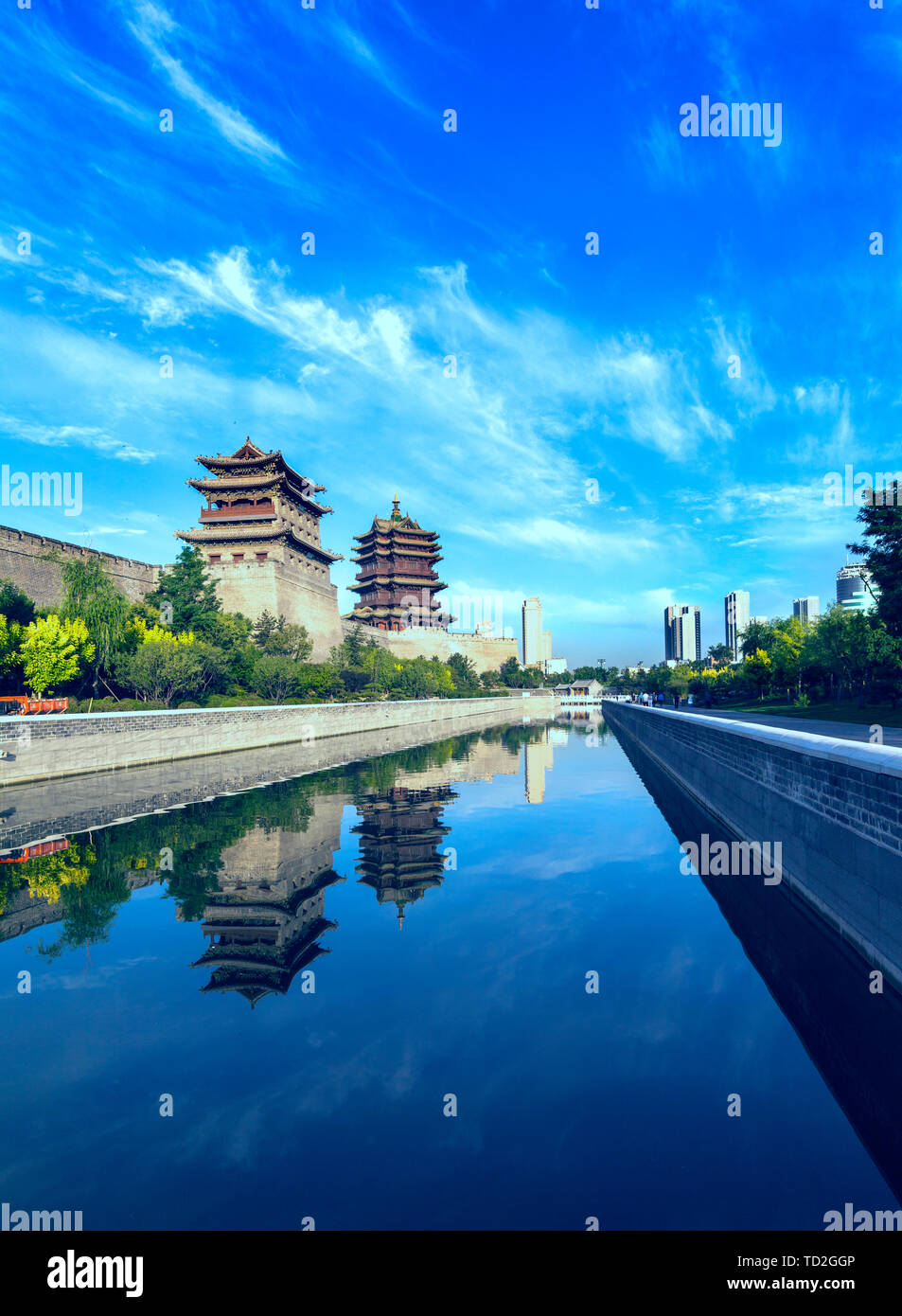 Urban bridges and trees hi-res stock photography and images - Alamy