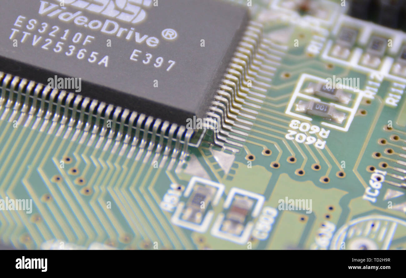 Microscopic circuits hi-res stock photography and images - Alamy