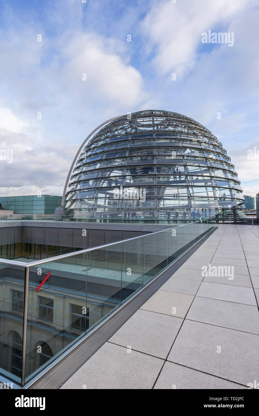 Dome of the reichstag vertical hi-res stock photography and images - Alamy