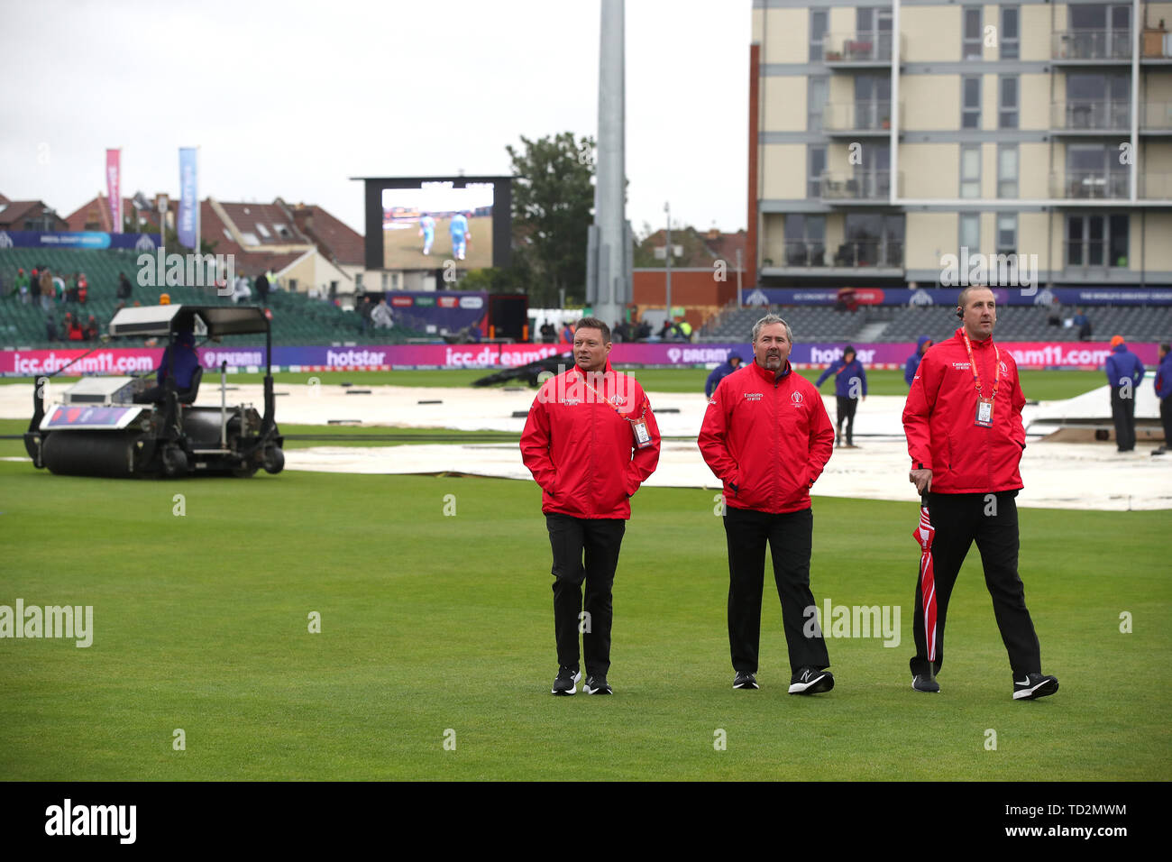 Michael gough umpire hi-res stock photography and images - Alamy