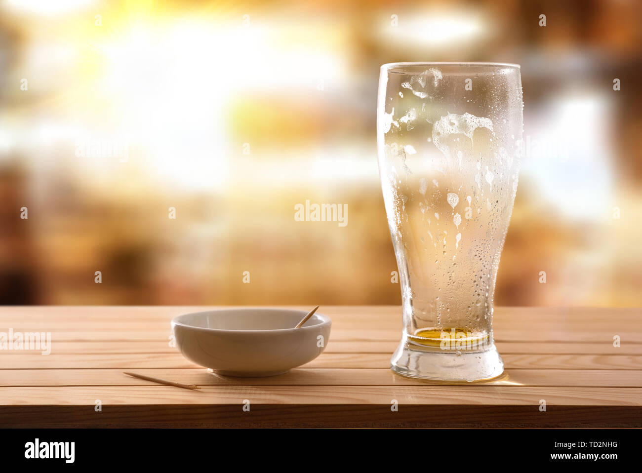 Empty beer glass table hi-res stock photography and images - Alamy