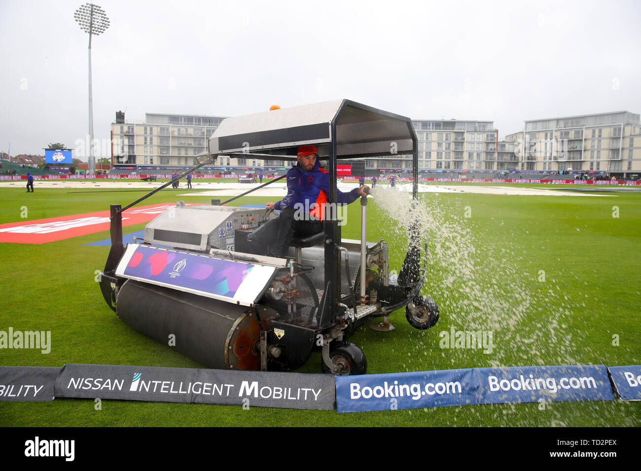 Uk cricket ground rain hi-res stock photography and images - Alamy