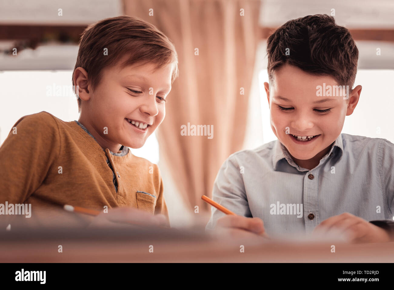 Communicating children hi-res stock photography and images - Alamy Communicating children hi-res stock photography and images - Alamy