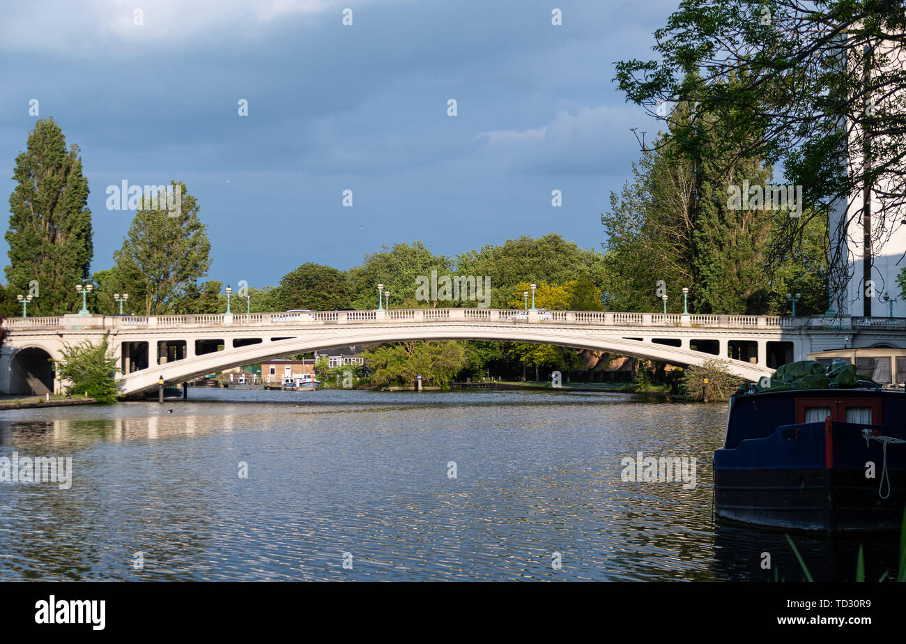 The sun shining on Reading Bridge as it crosses the Thames river Stock ...