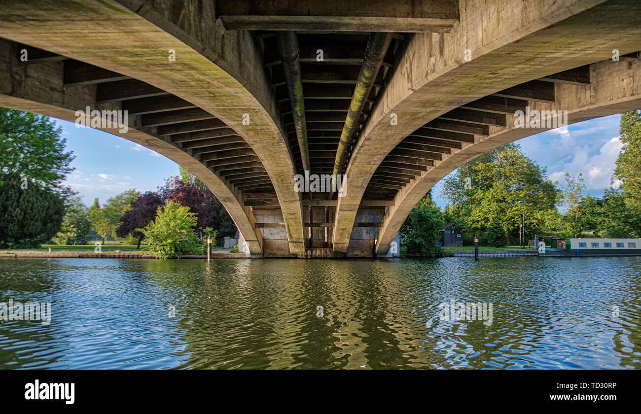 The view across the Thames underneath Reading Bridge Stock Photo - Alamy