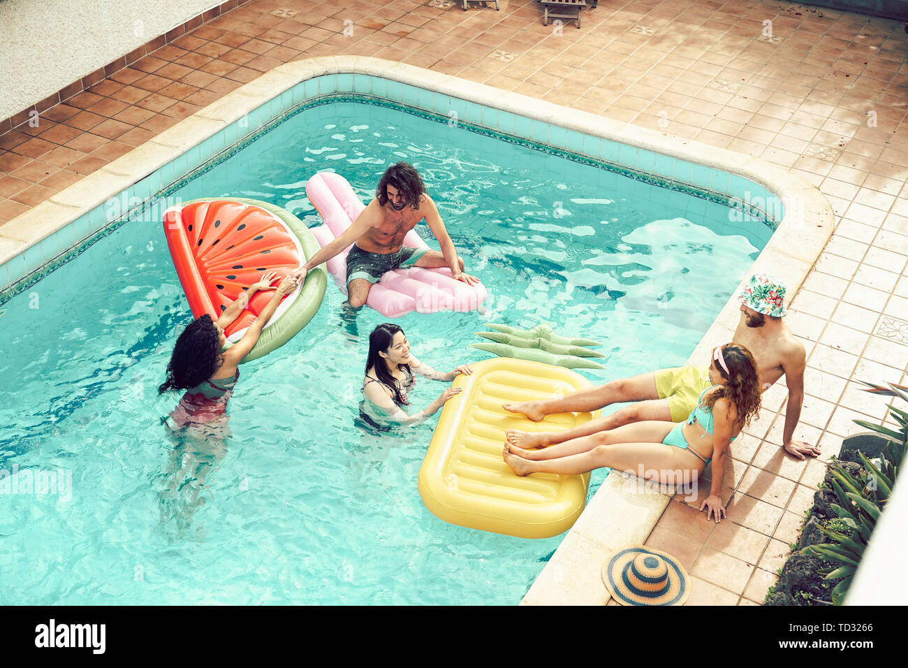 Friends in swimming pool hi-res stock photography and images - Alamy