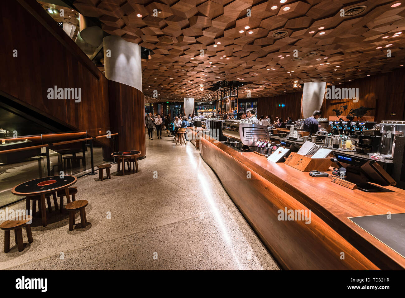 Starbucks reserve roastery shanghai hi-res stock photography and images ...