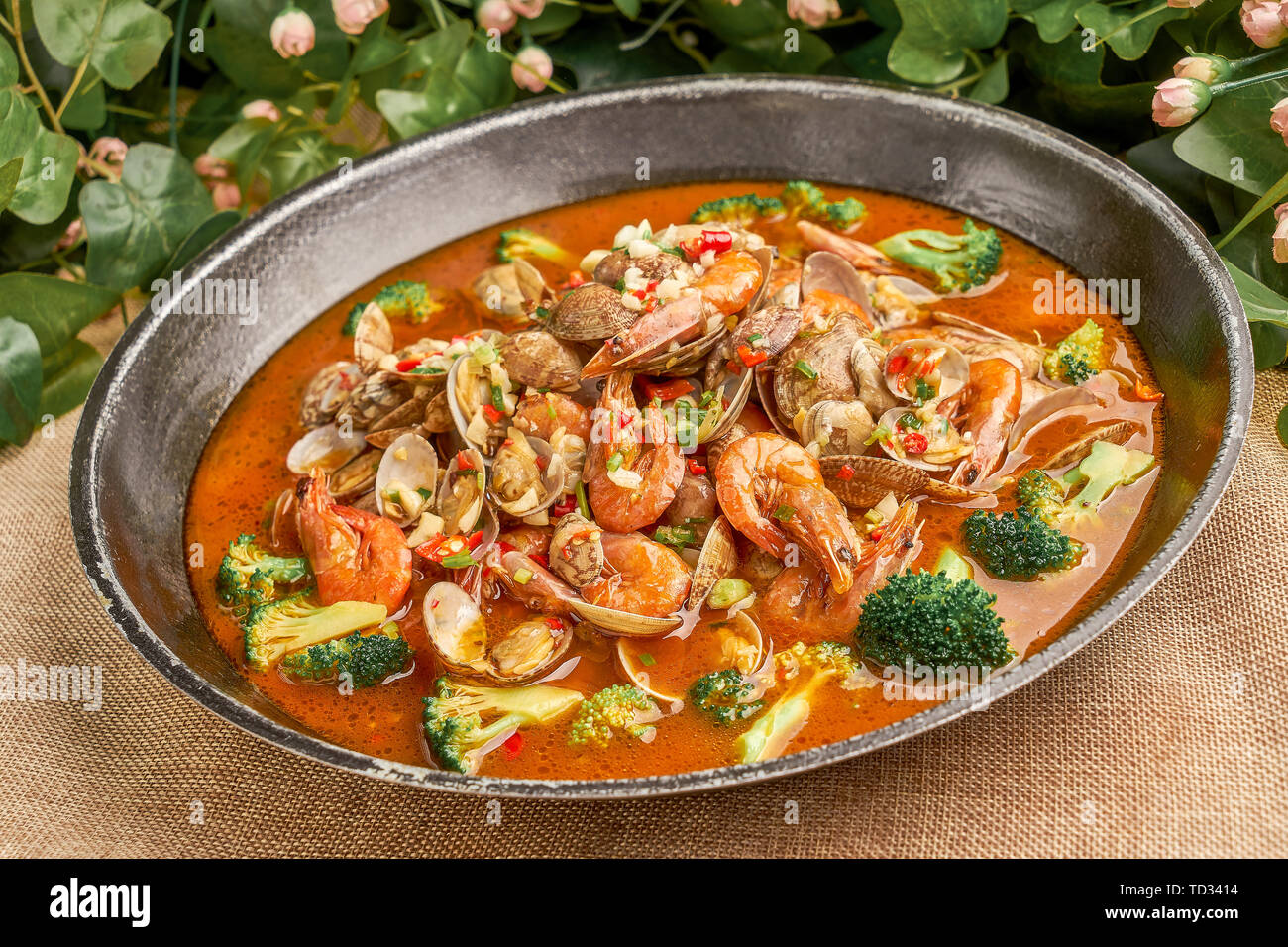 Chinese food Kewei shrimp stewed clams Stock Photo - Alamy