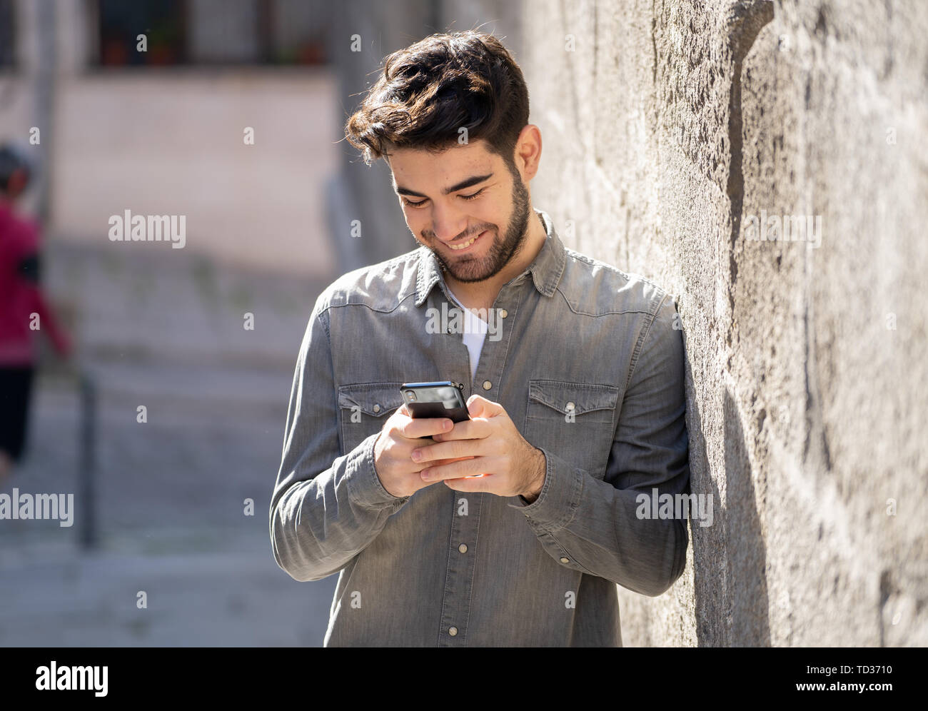 Friends checking on social media hi-res stock photography and images ...