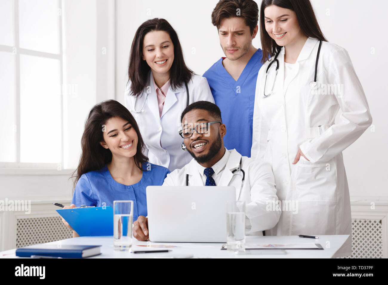 Group of doctors hi-res stock photography and images - Alamy