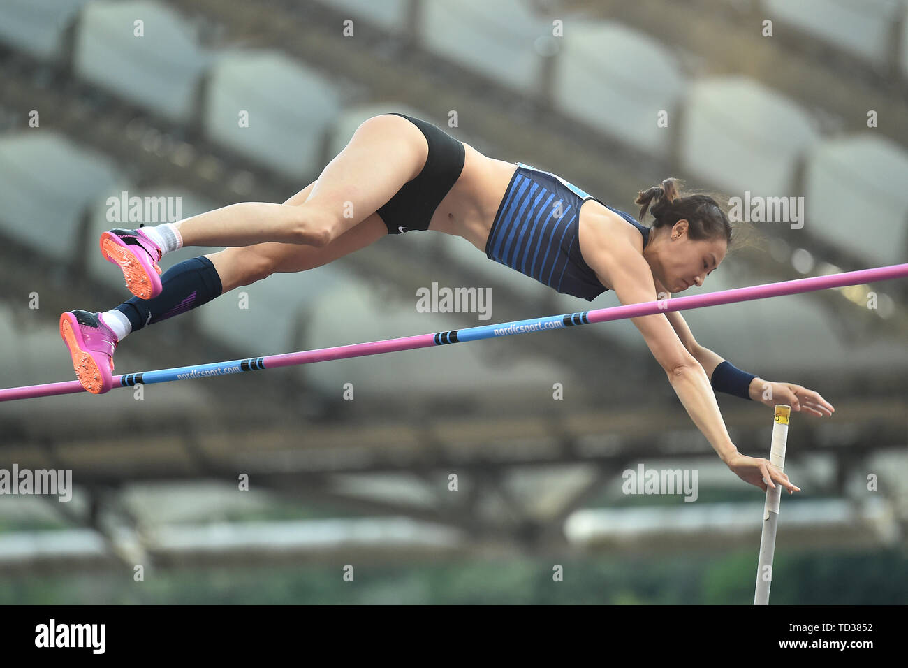 Ling li pole vault hi-res stock photography and images - Alamy