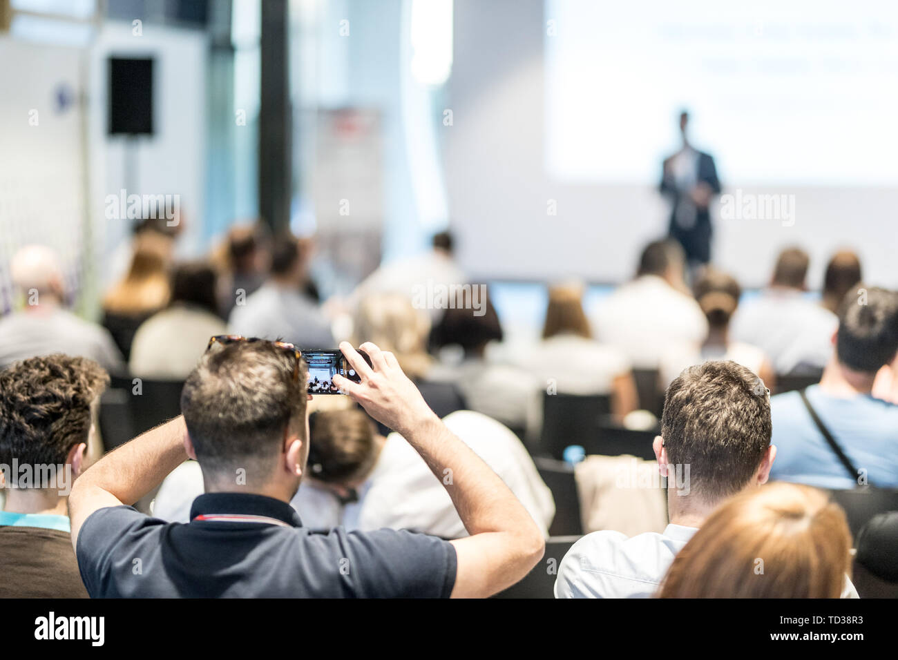 Person giving speech audience hi-res stock photography and images - Alamy