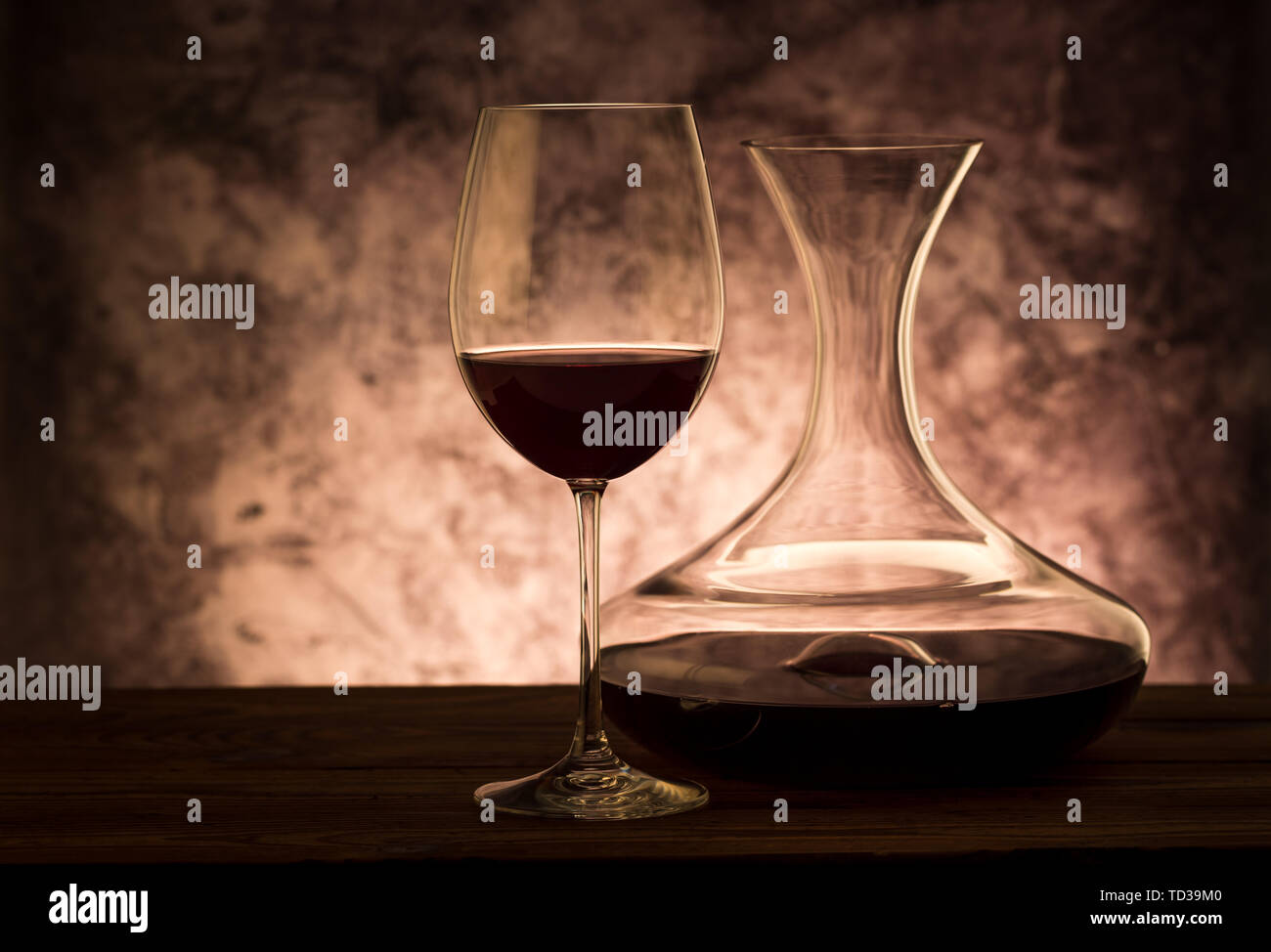 Delicious red wine and fresh grapes Stock Photo - Alamy