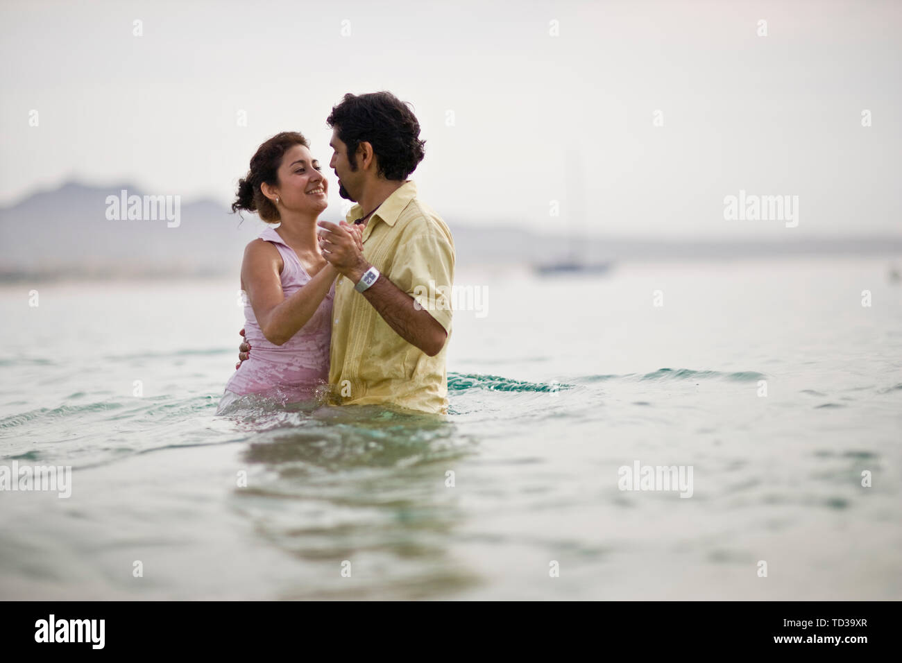 Couple dancing in the ocean Stock Photo - Alamy