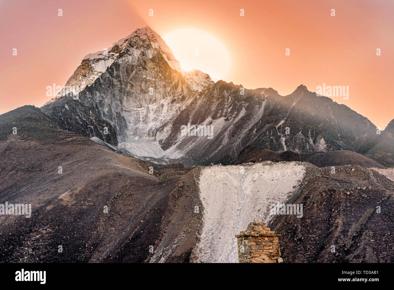 Sun rising behind mountains hi-res stock photography and images - Alamy