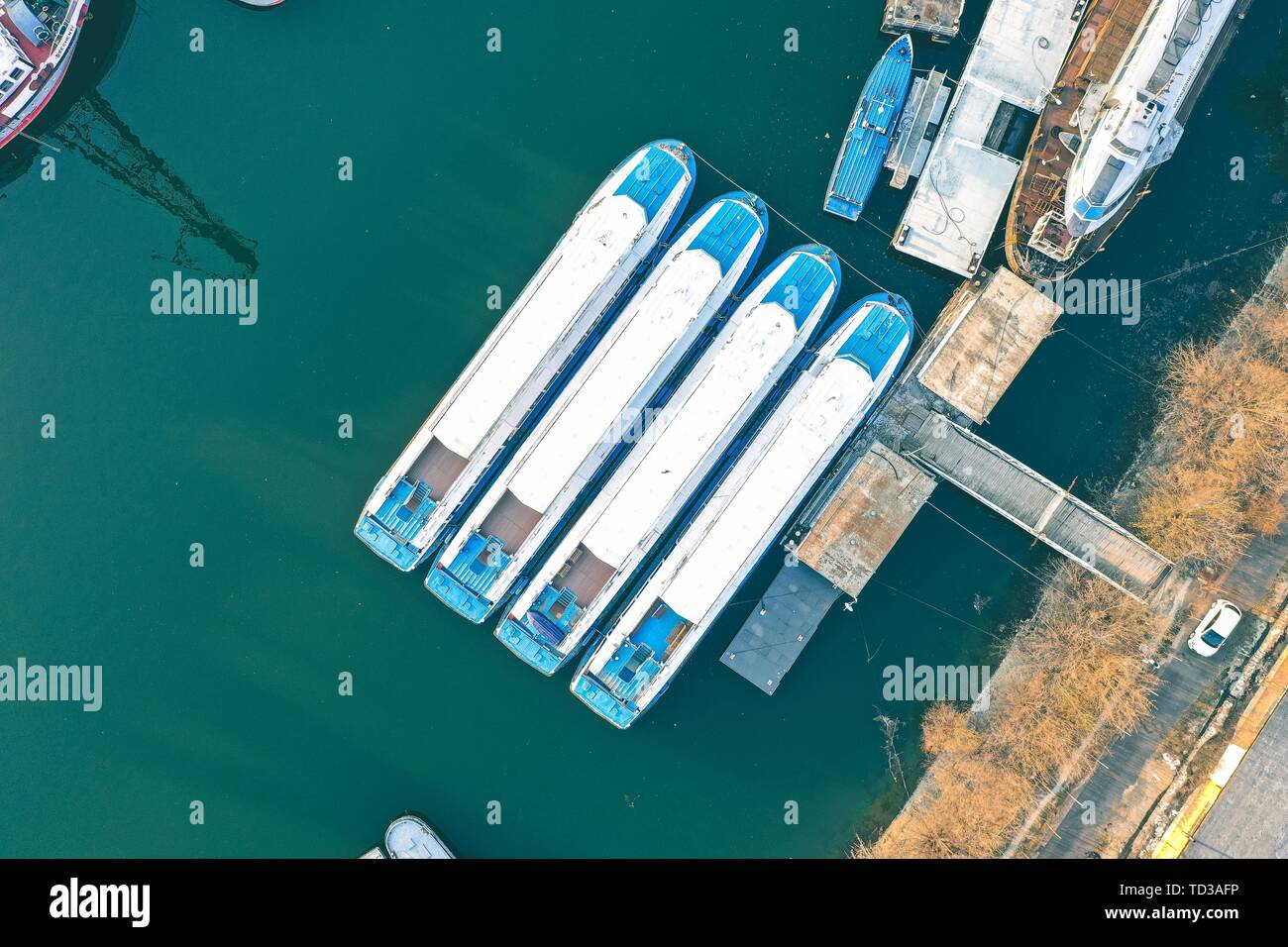Overhead ships crane hi-res stock photography and images - Alamy