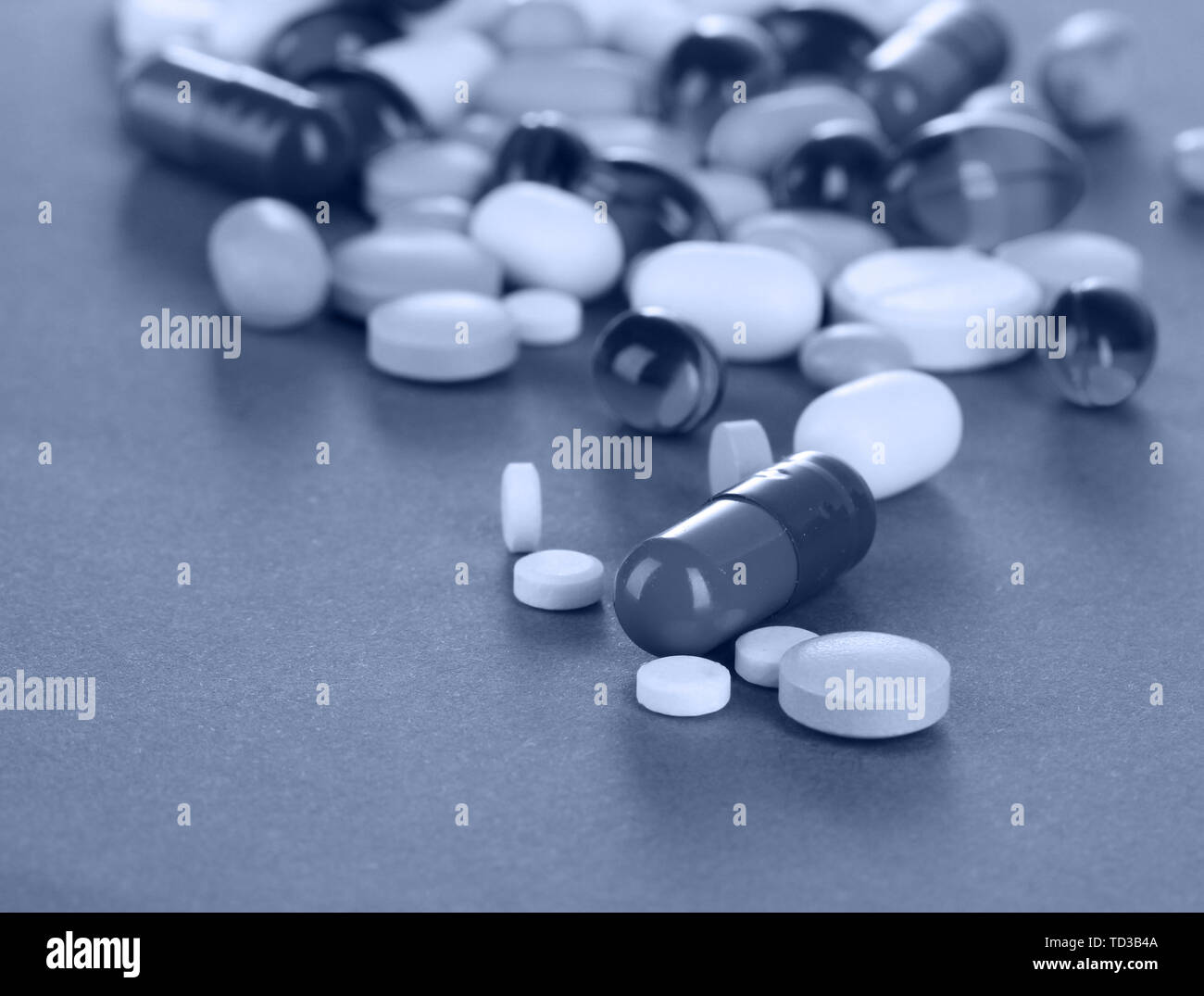 Green and grey capsules hi-res stock photography and images - Alamy