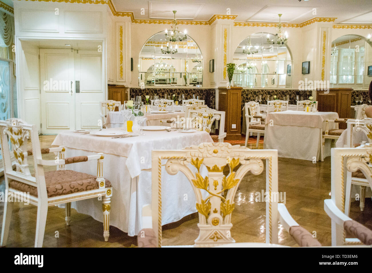 French restaurant interior hi-res stock photography and images - Alamy