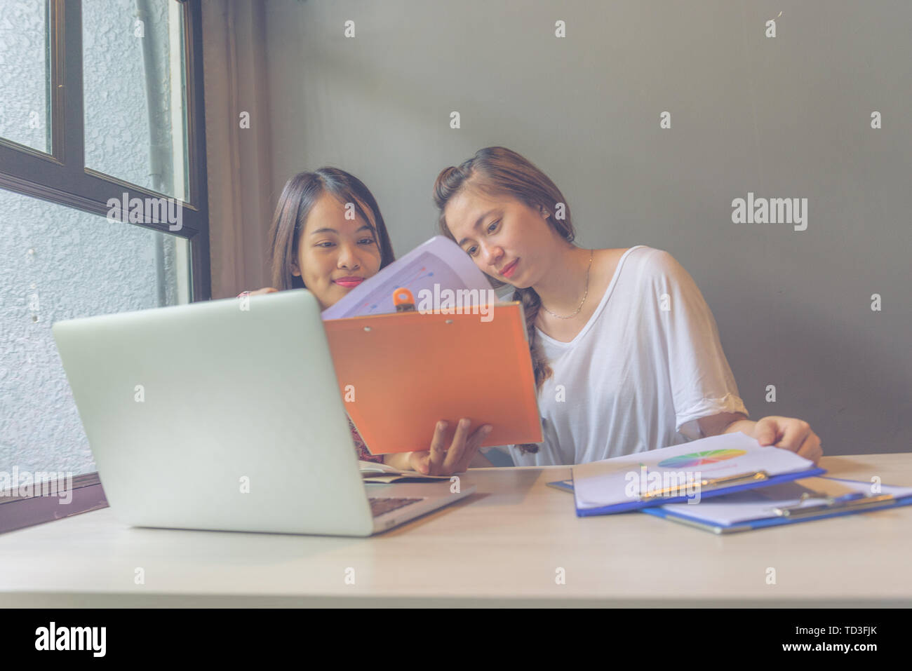 Two young ladies next hi-res stock photography and images - Alamy
