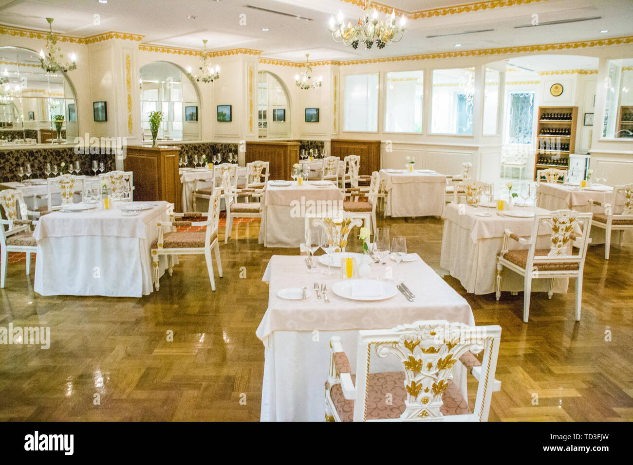 French restaurant interior hi-res stock photography and images - Alamy