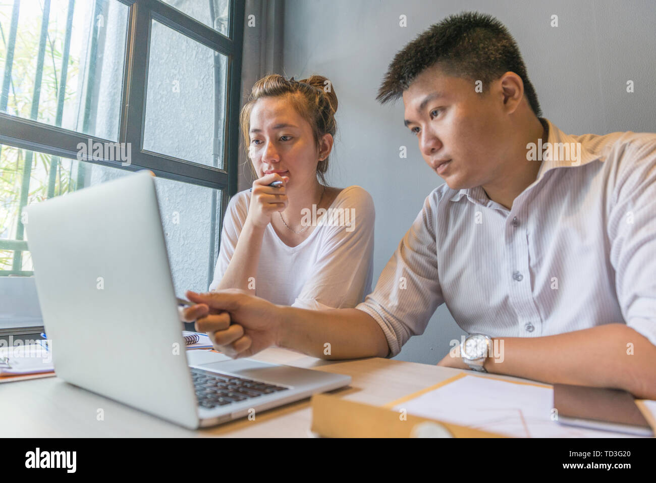 Laptop discussion pie chart hi-res stock photography and images - Alamy
