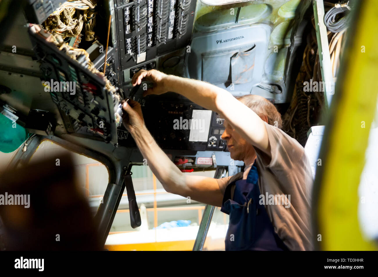 Aircraft maintenance engineer hi-res stock photography and images - Alamy